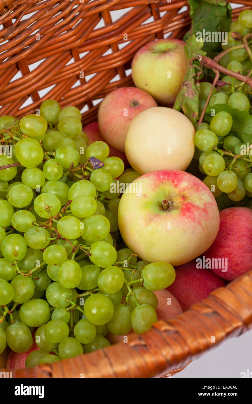 apples and grapes Stock Photo - Alamy