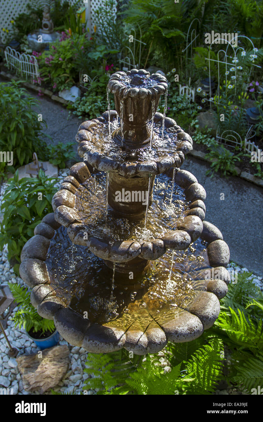 Birdbath with water fountain hi-res stock photography and images - Alamy