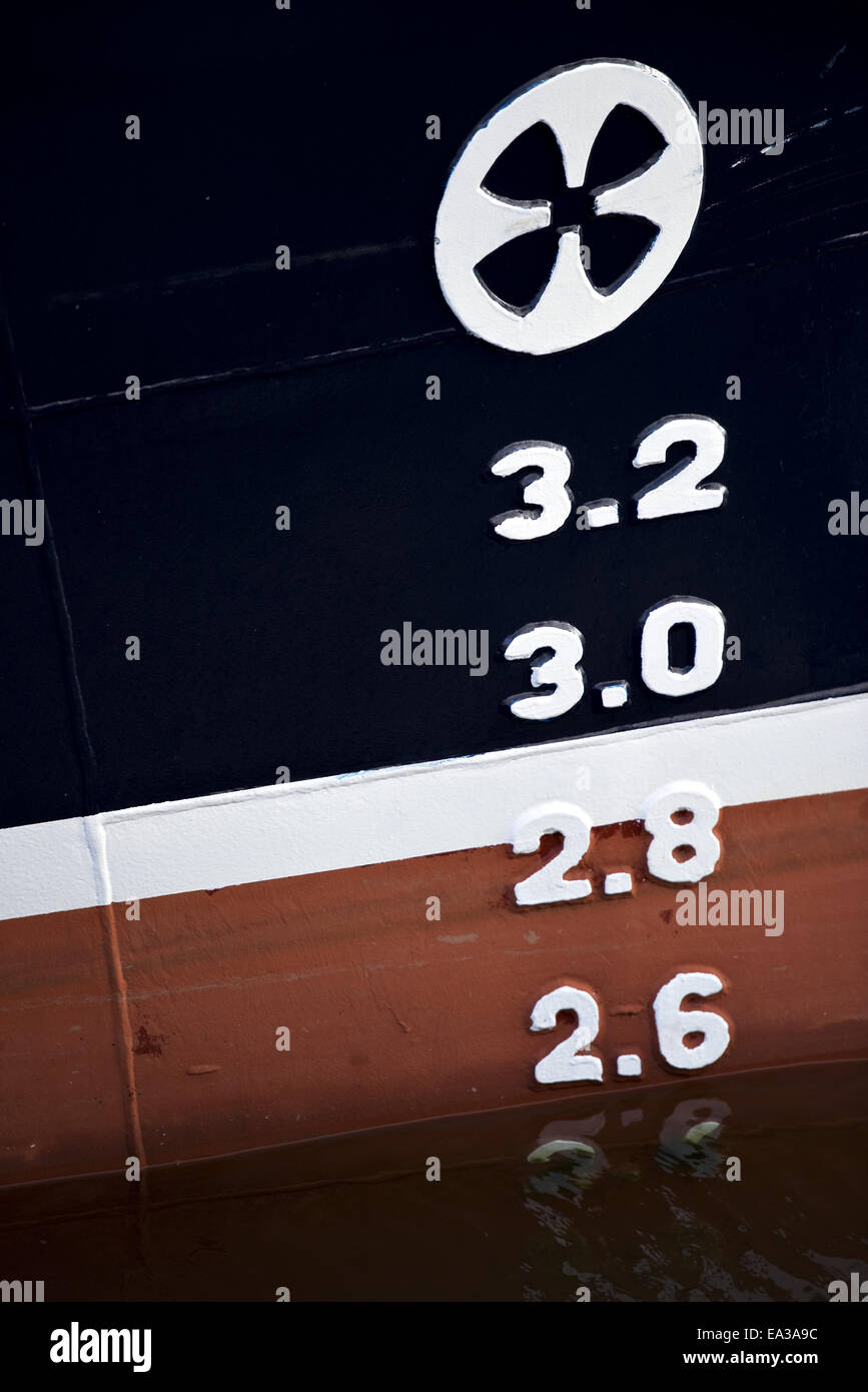 Tiefgang schiff hi-res stock photography and images - Alamy