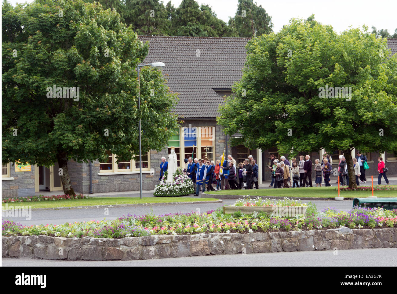 EIRE; MAYO; KNOCK; SHRINE GROUNDS; PROCESSION FOLLOWING STATUE OF THE ...