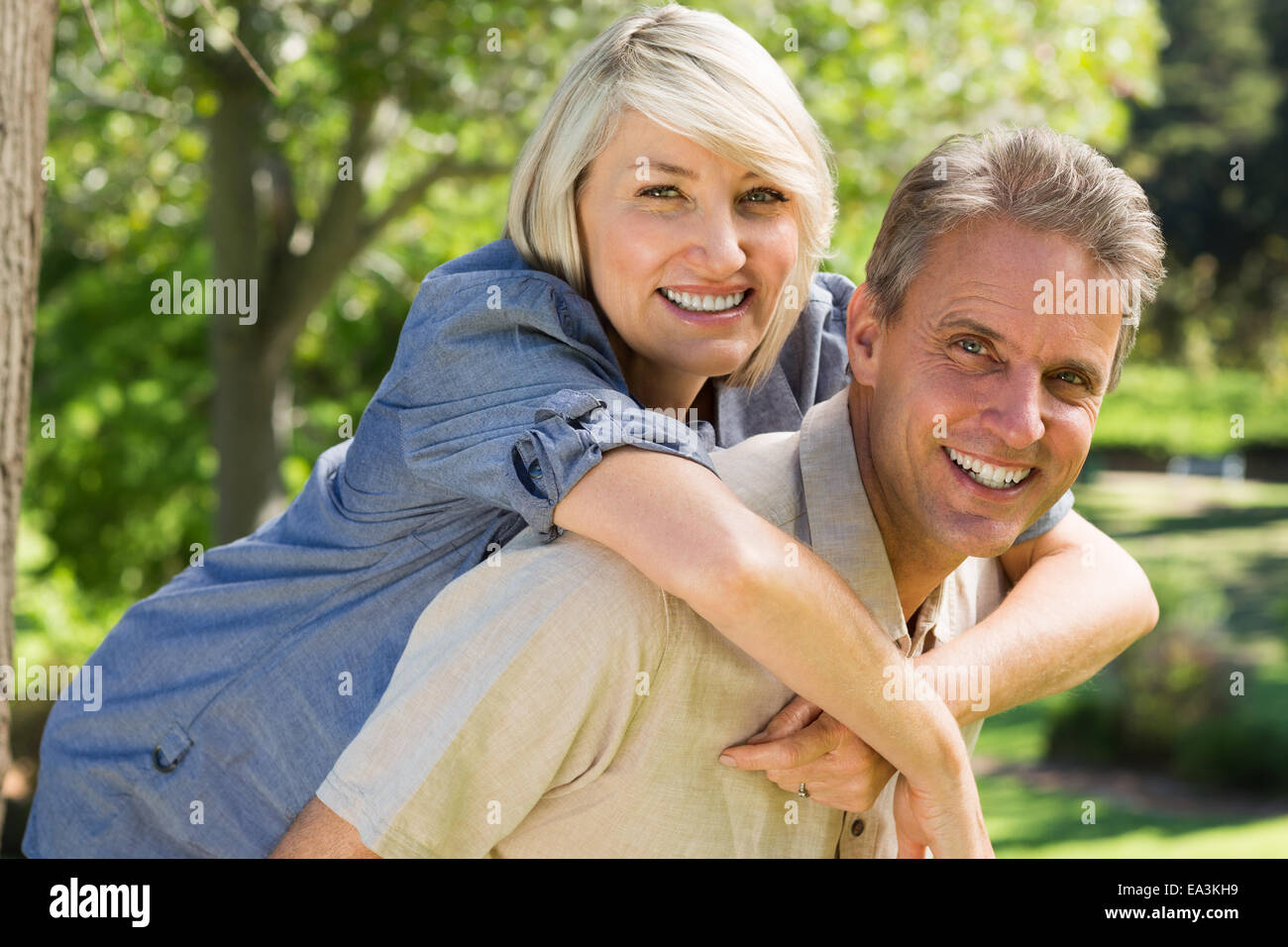 Man giving woman a piggyback ride Stock Photo - Alamy