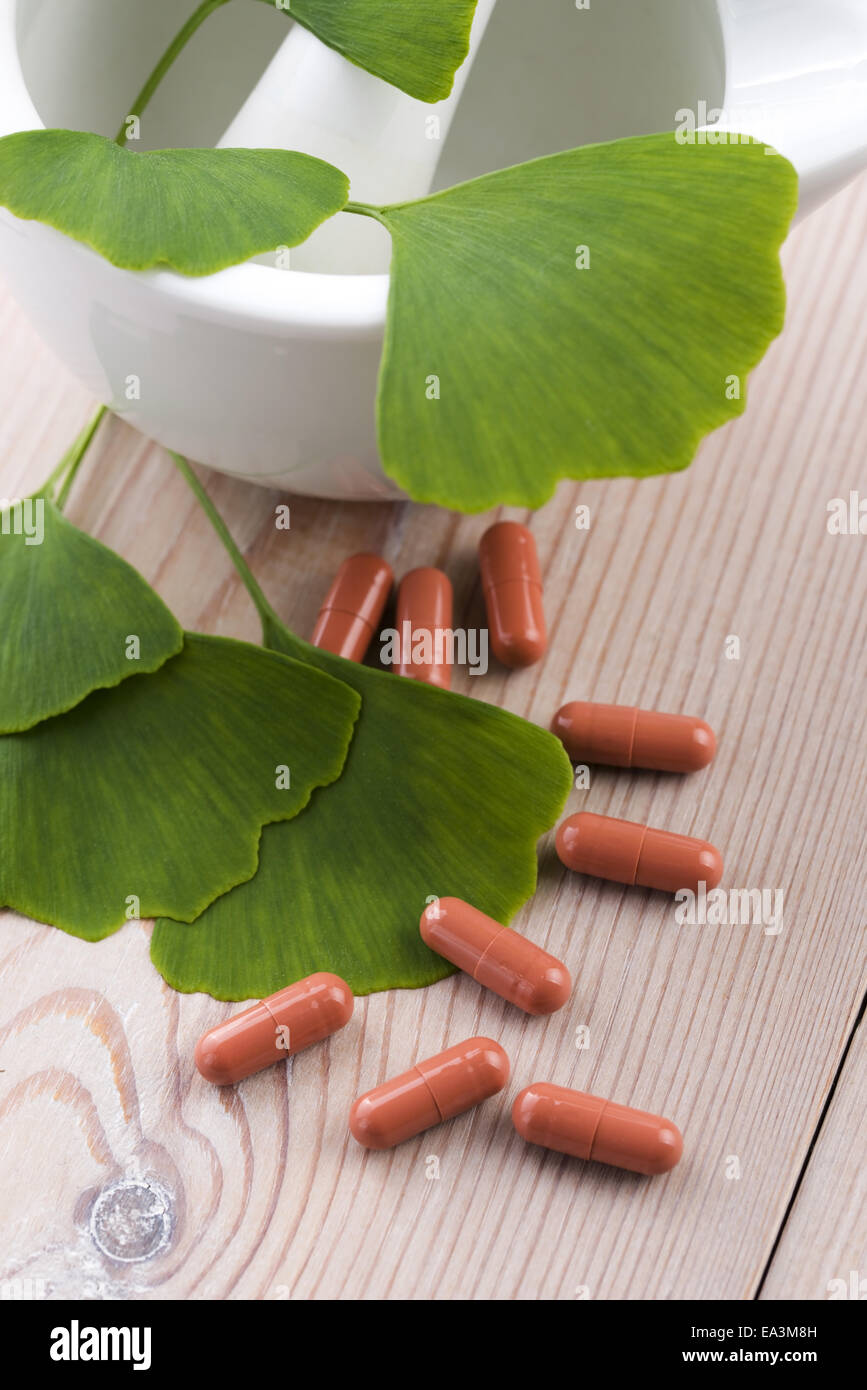 Ginkgo biloba leaves in mortar and pills Stock Photo - Alamy