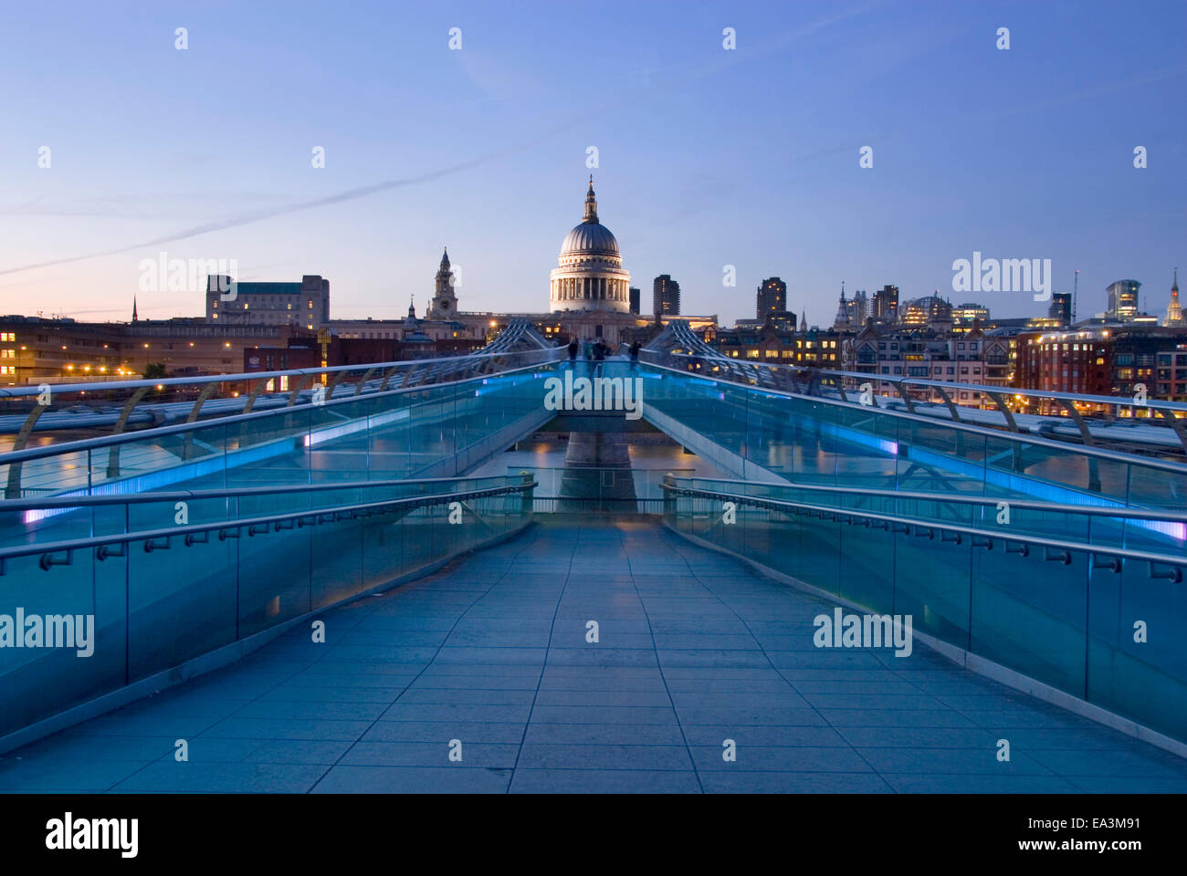 The millennium bridge leading to st pauls cathedral hi-res stock ...
