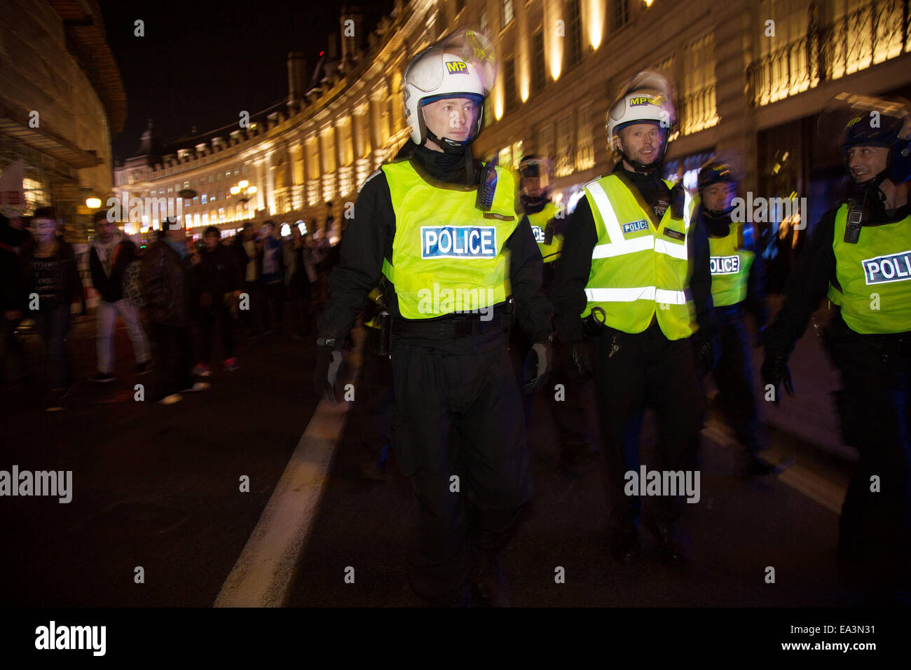 Metropolitan police in riot gear hi-res stock photography and images ...