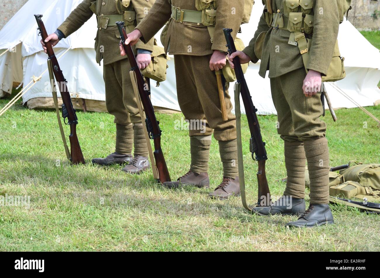 Row of soldiers hi-res stock photography and images - Alamy