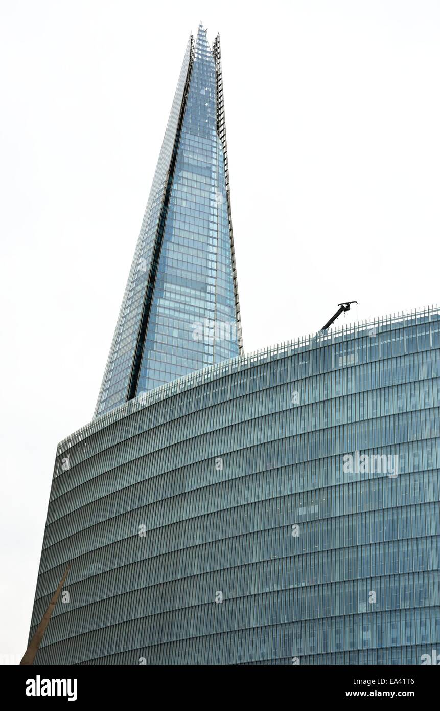 London glass building tall building hi-res stock photography and images ...