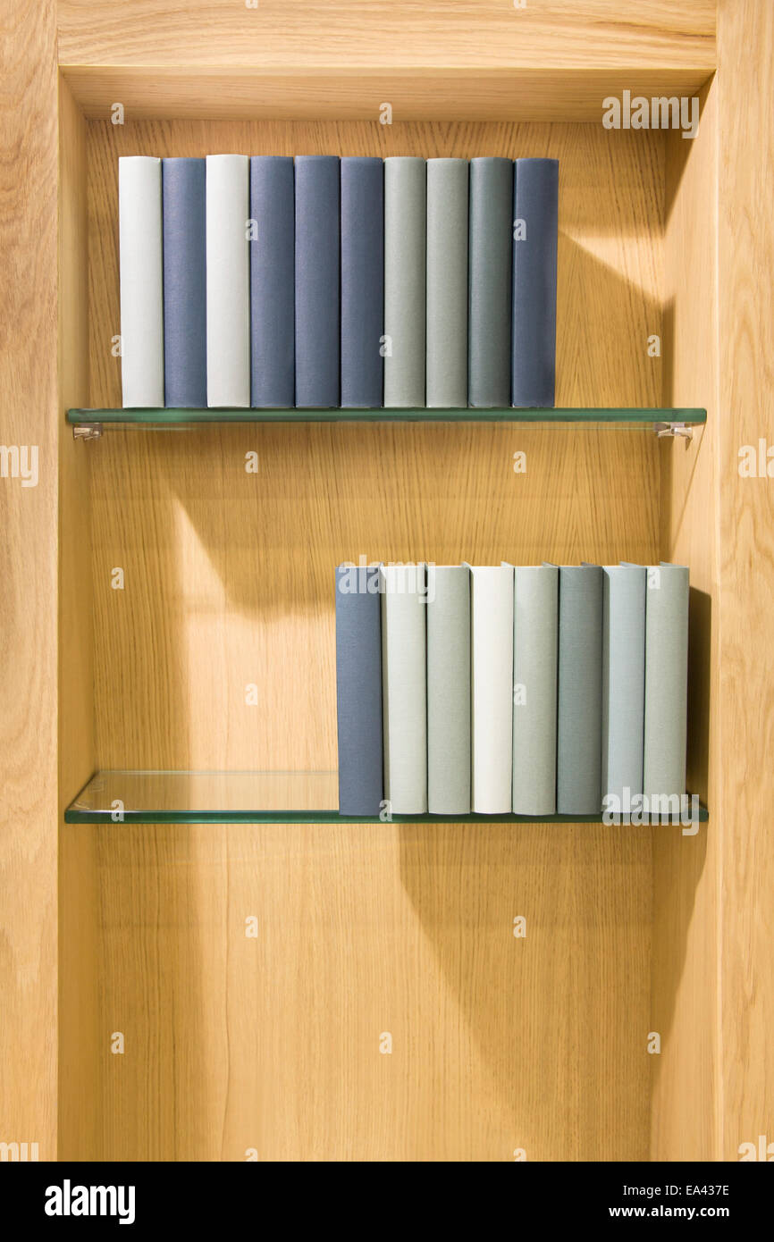 Row of books on shelf hi-res stock photography and images - Alamy