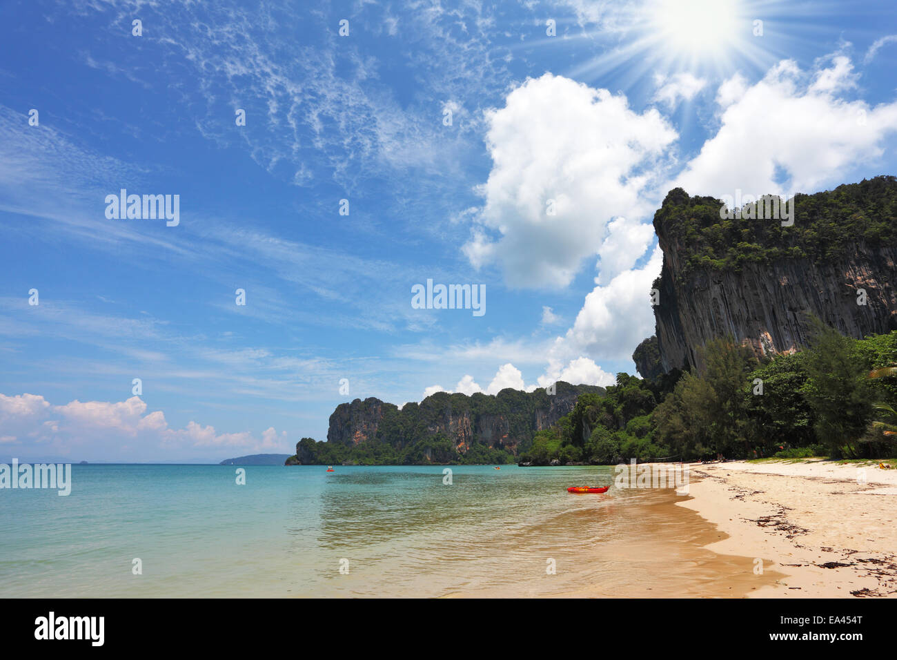 Bright green island hi-res stock photography and images - Alamy