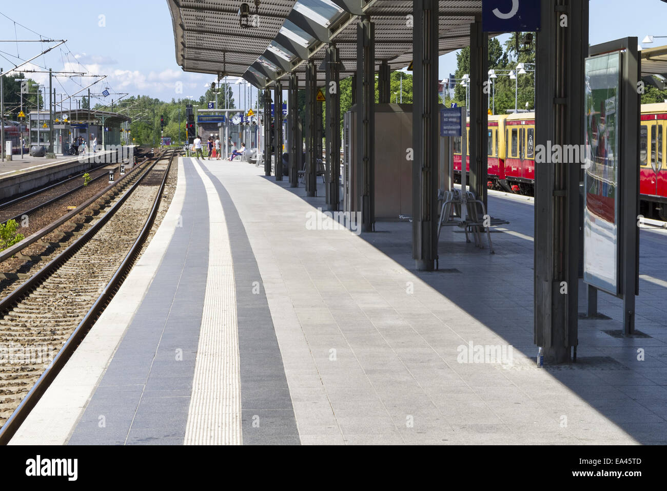 Fahrplan bahnsteig hi-res stock photography and images - Alamy