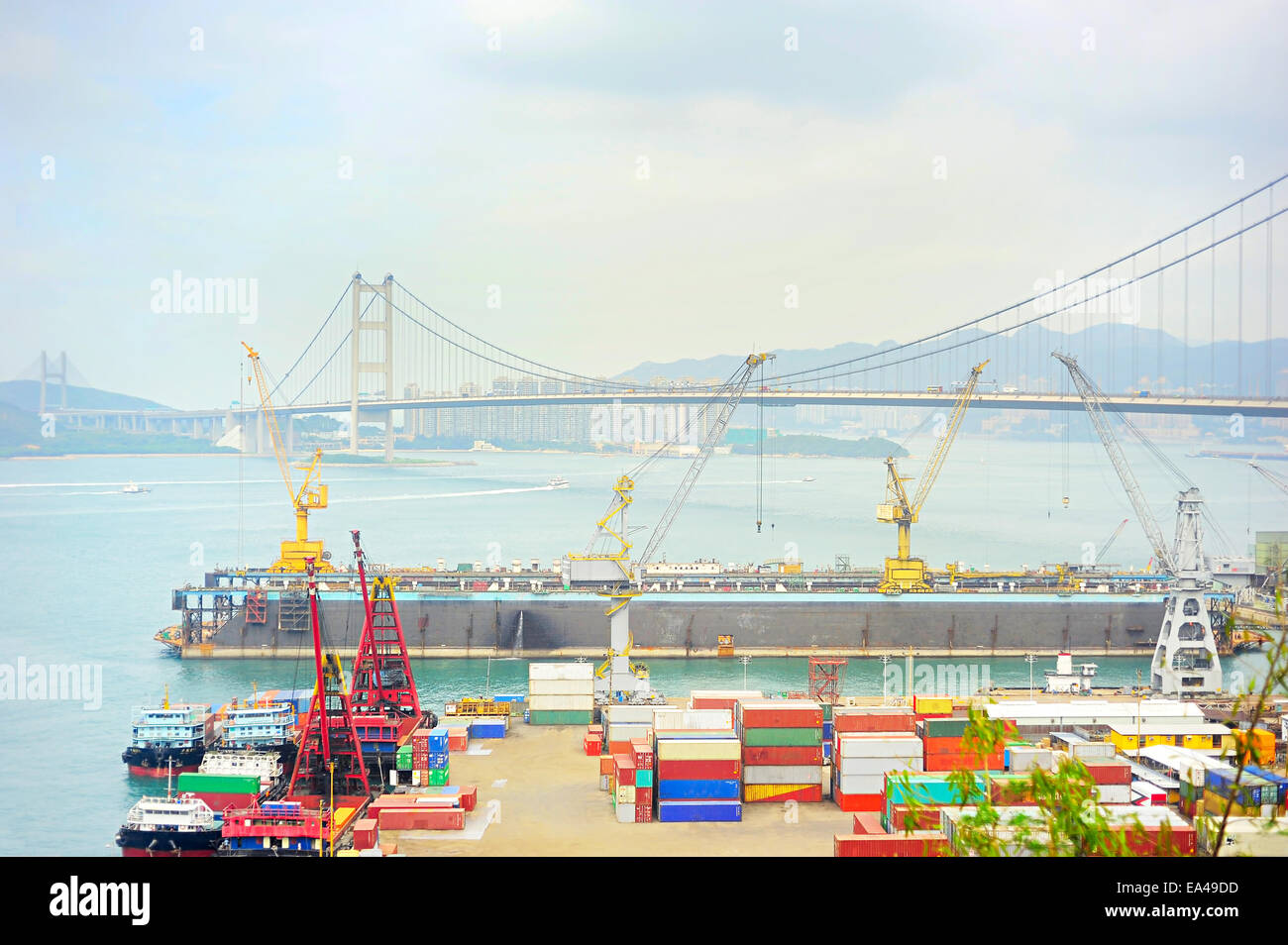Shipping containers hong kong port hi-res stock photography and images ...