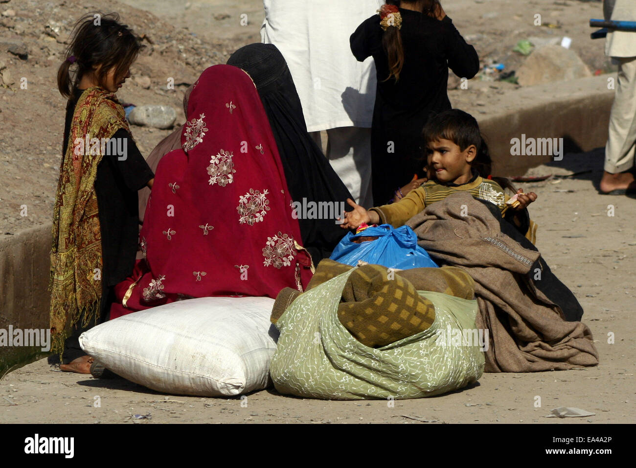 Peshawar, Pakistan, 6th November, 2014. Pakistani tribal families, who ...