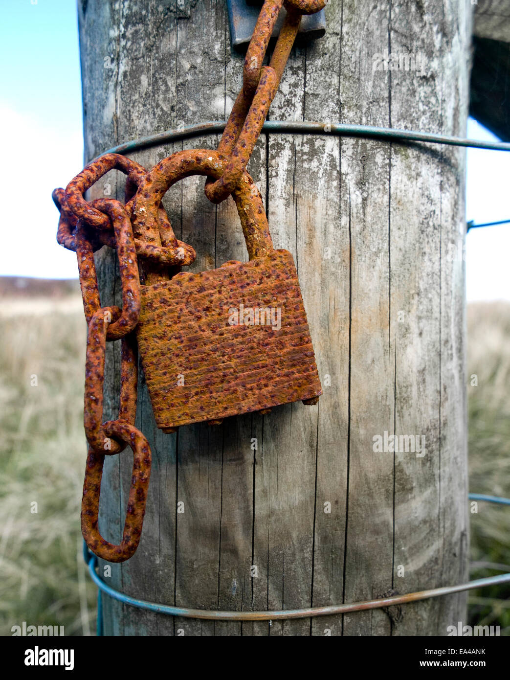 rusting padlock on Derbyshire gatepost Stock Photo - Alamy