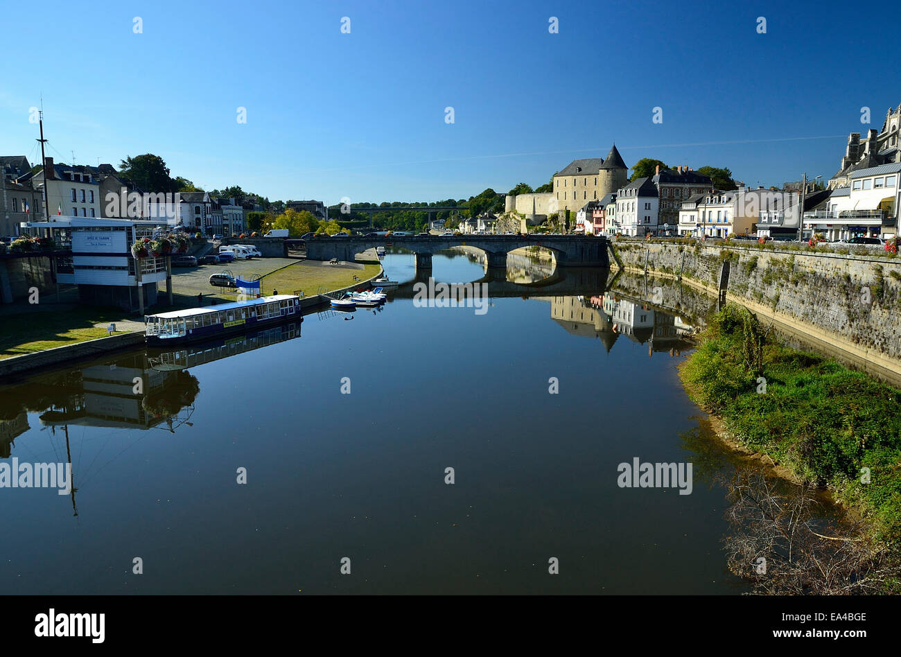 Mayenne city castle river la hi-res stock photography and images - Alamy