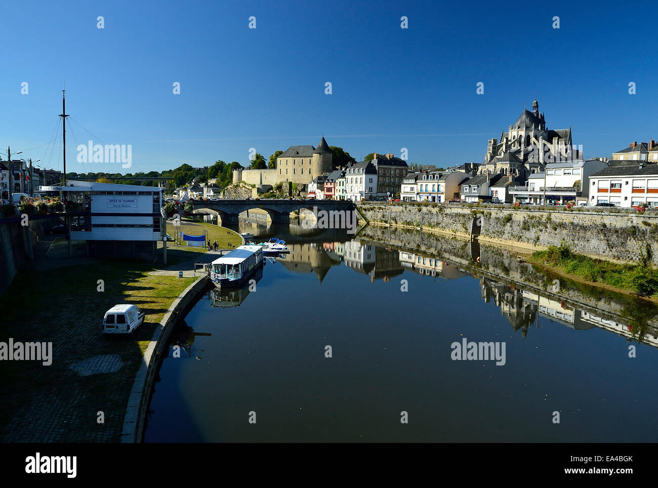 Mayenne city castle river la hi-res stock photography and images - Alamy