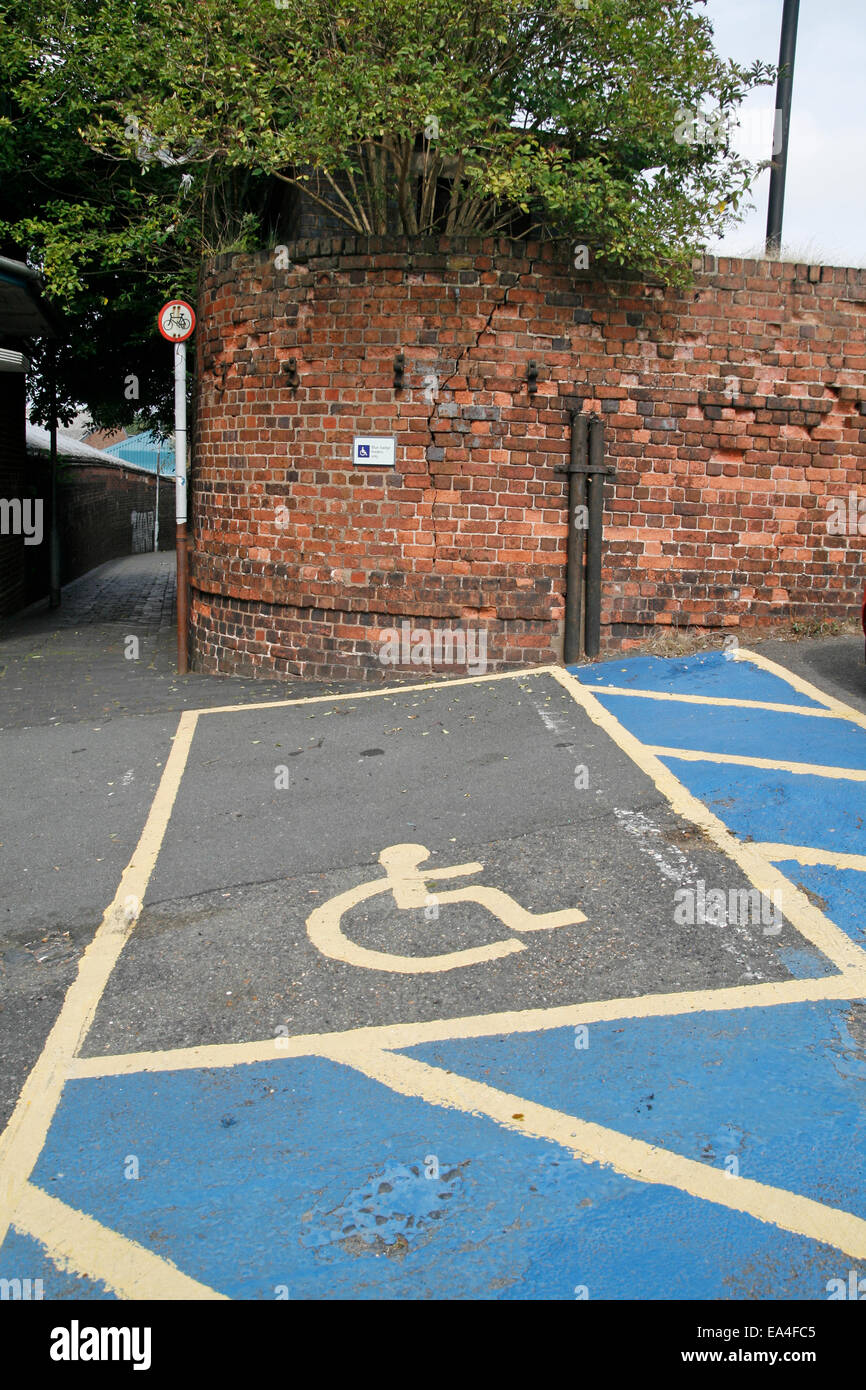 Disabled parking bay england hi-res stock photography and images - Alamy