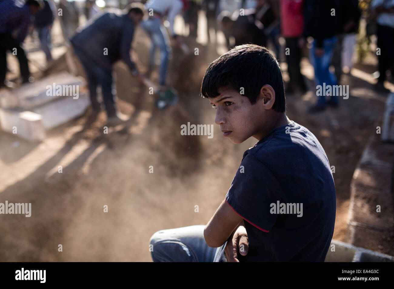 Suruc, Turkey. 06th Nov, 2014. Mourners cover with soil the grave of a ...