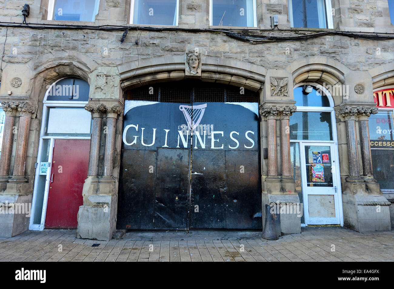 Guinness sign outside pub hi-res stock photography and images - Alamy