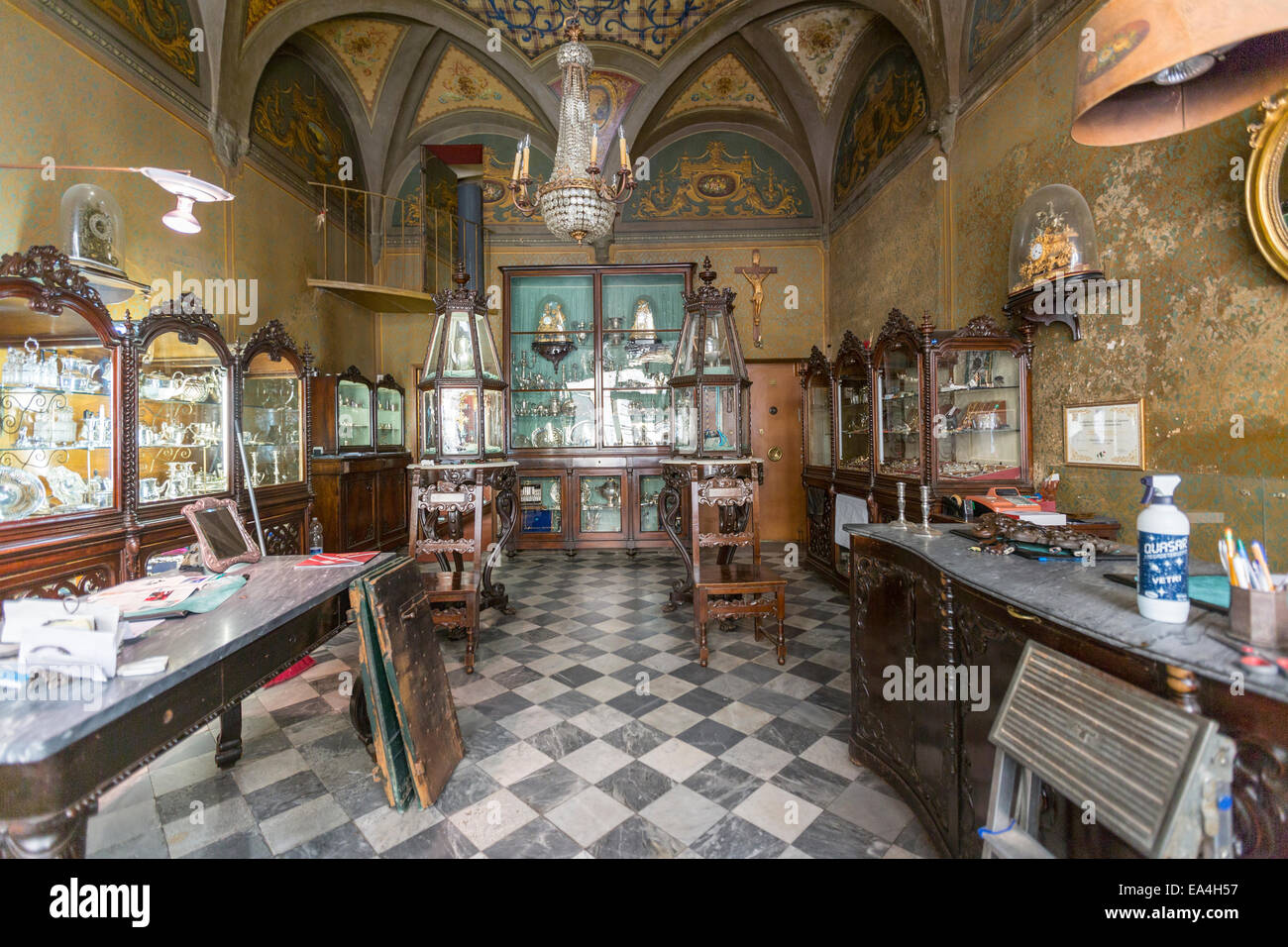 Antique shop interior hi-res stock photography and images - Alamy