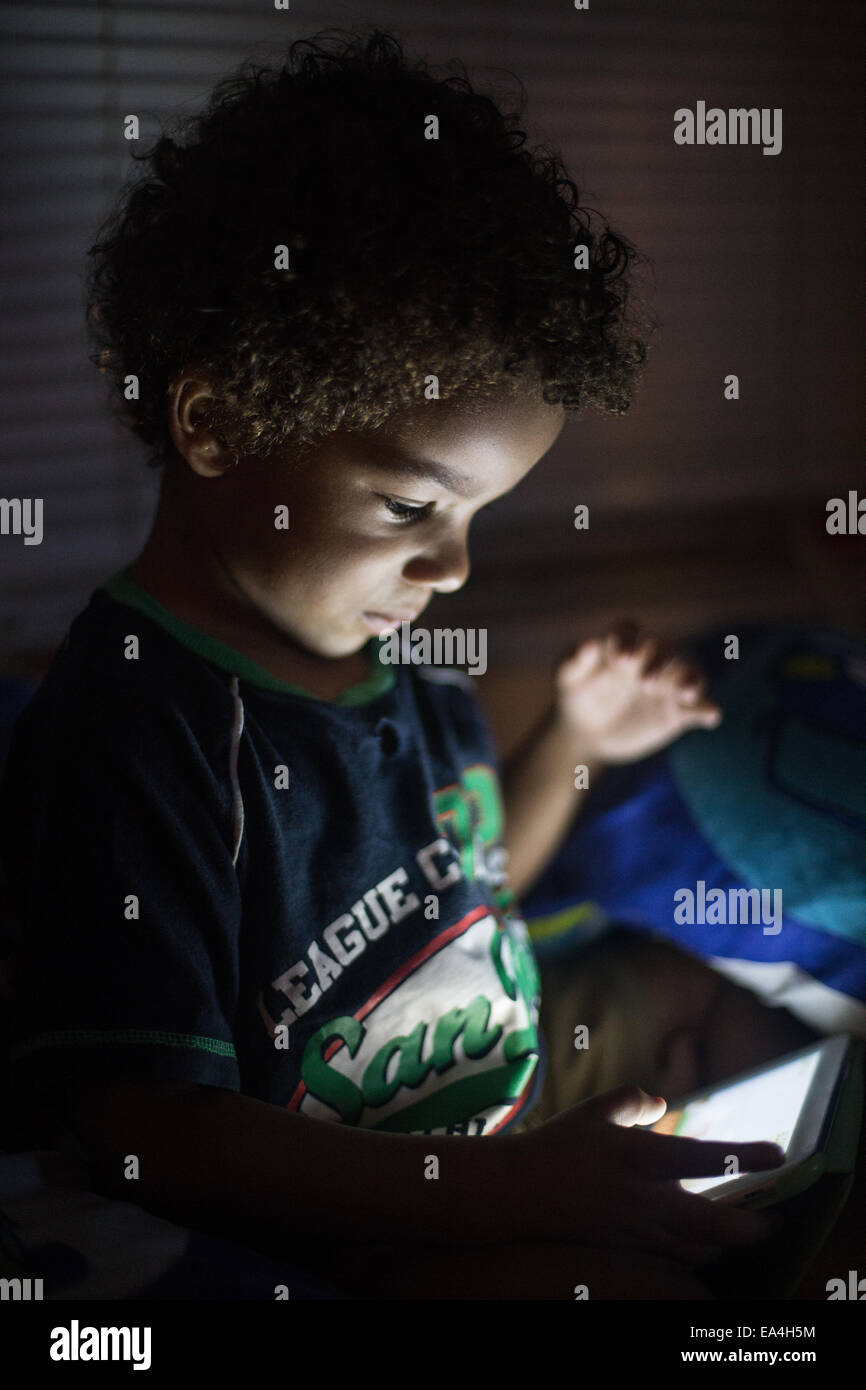 Kid learning technology hi-res stock photography and images - Alamy