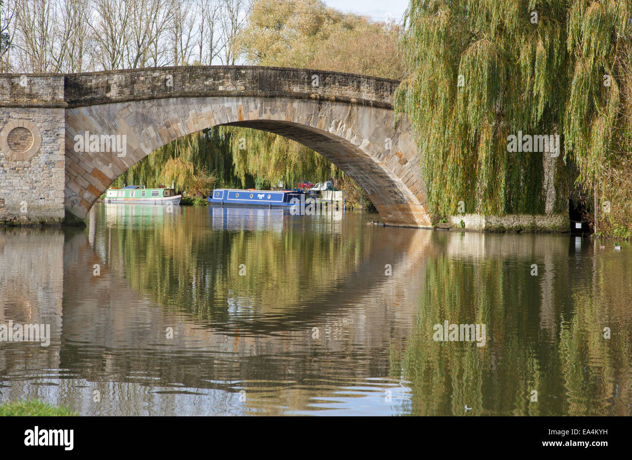 Halfpenny Bridge reflections on the River Thames at Lechlade on Thames ...