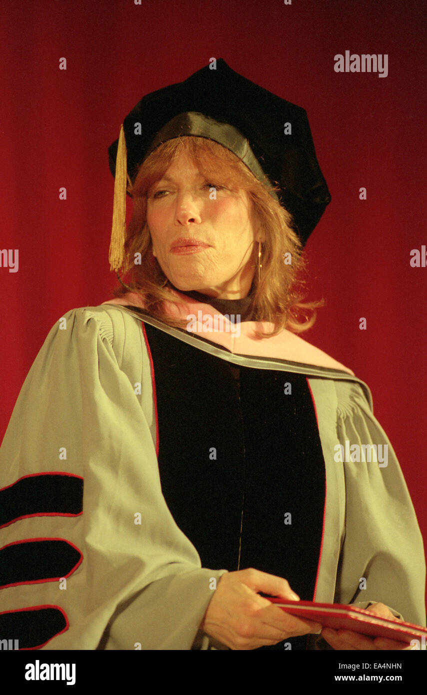 May 1, 1998 - Boston, Massachusetts, U.S. - Pop icon singer CARLY SIMON ...