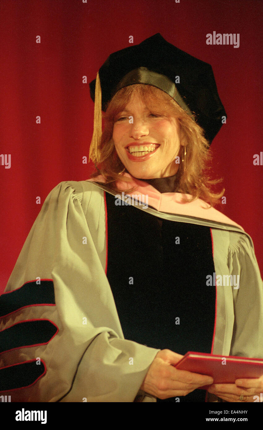 May 1, 1998 - Boston, Massachusetts, U.S. - Pop icon singer CARLY SIMON ...