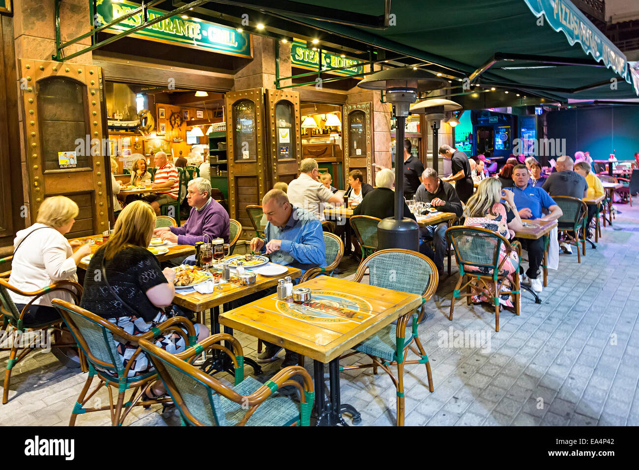 Pavement restaurant hi-res stock photography and images - Alamy