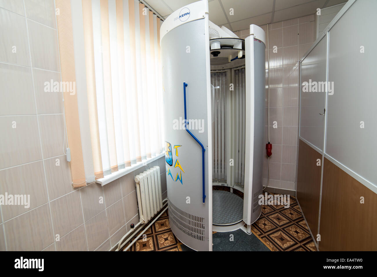 Solarium in spa salon Stock Photo - Alamy