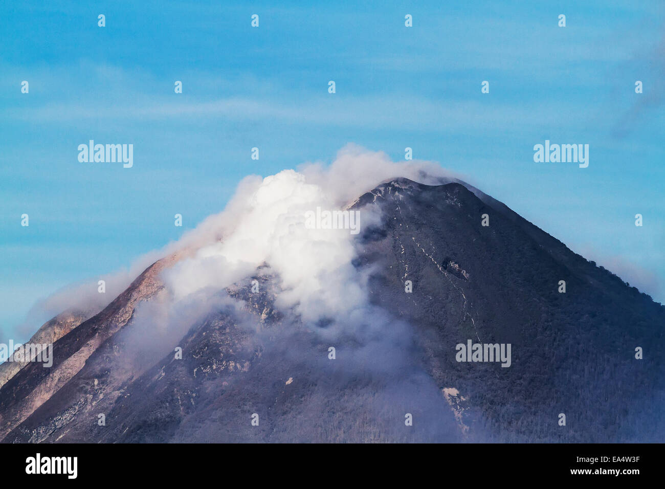 Stratovolcano eruption hi-res stock photography and images - Alamy