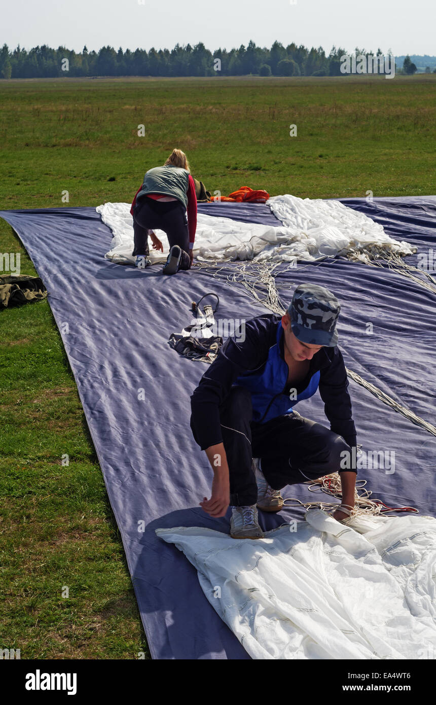 Parachutists - 2014. Packaging of parachutes Stock Photo - Alamy
