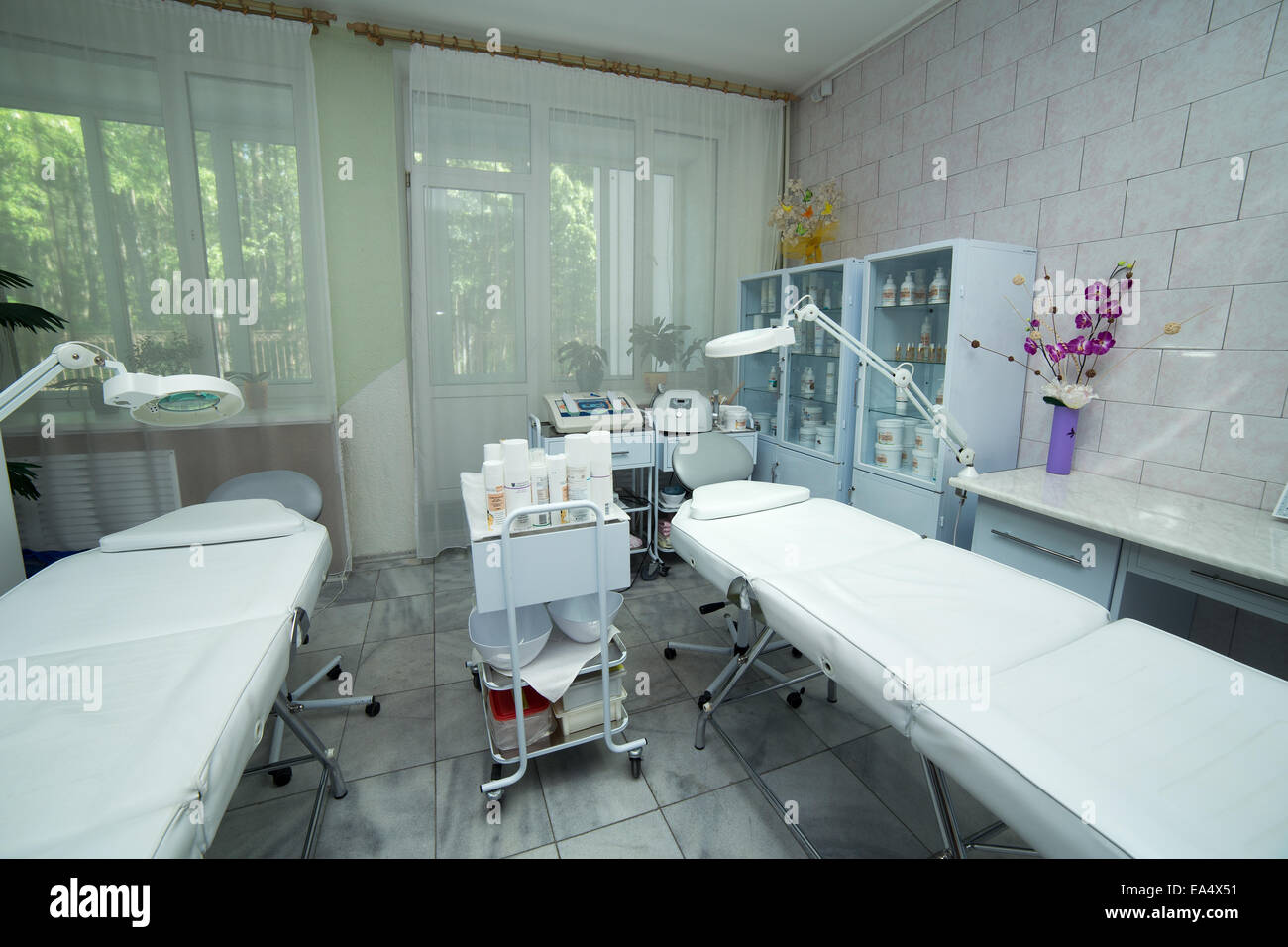 Doctor Consulting Room Bed Stock Photos & Doctor Consulting Room Bed ...