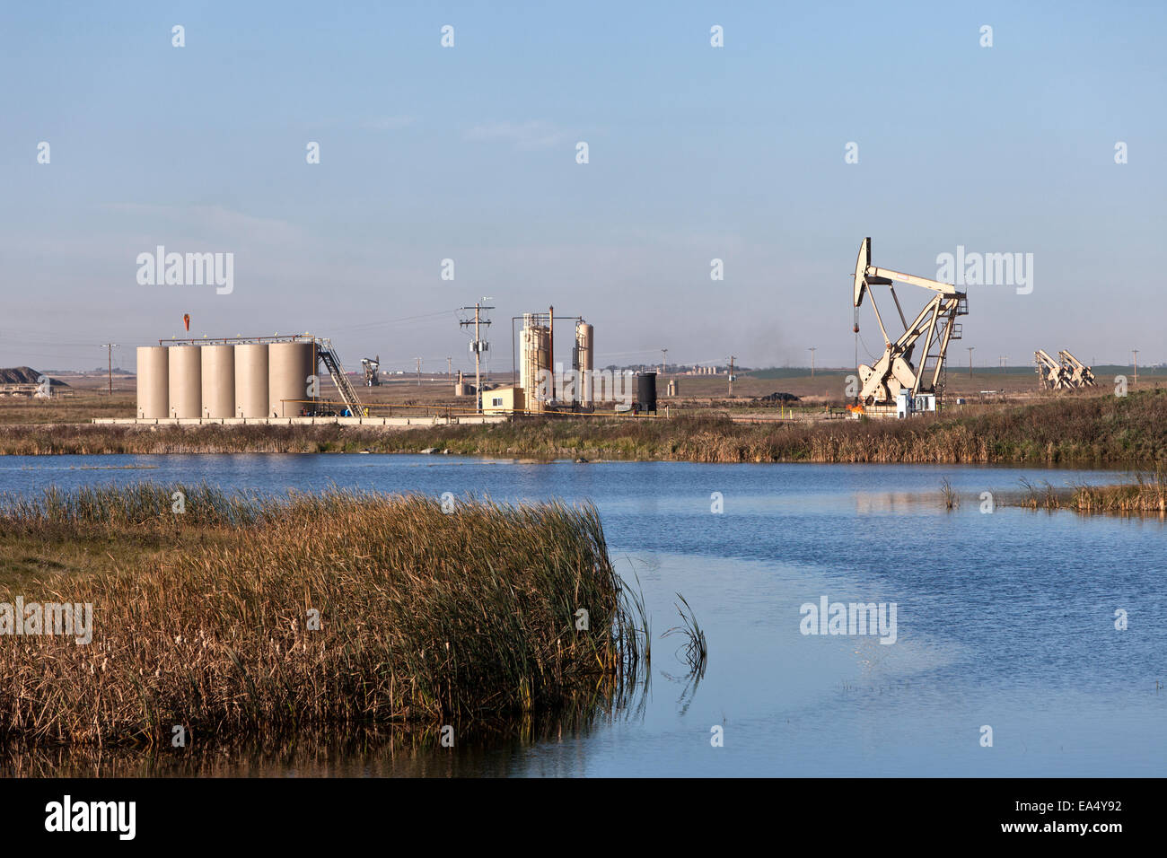 Crude oil storage tanks hi-res stock photography and images - Alamy