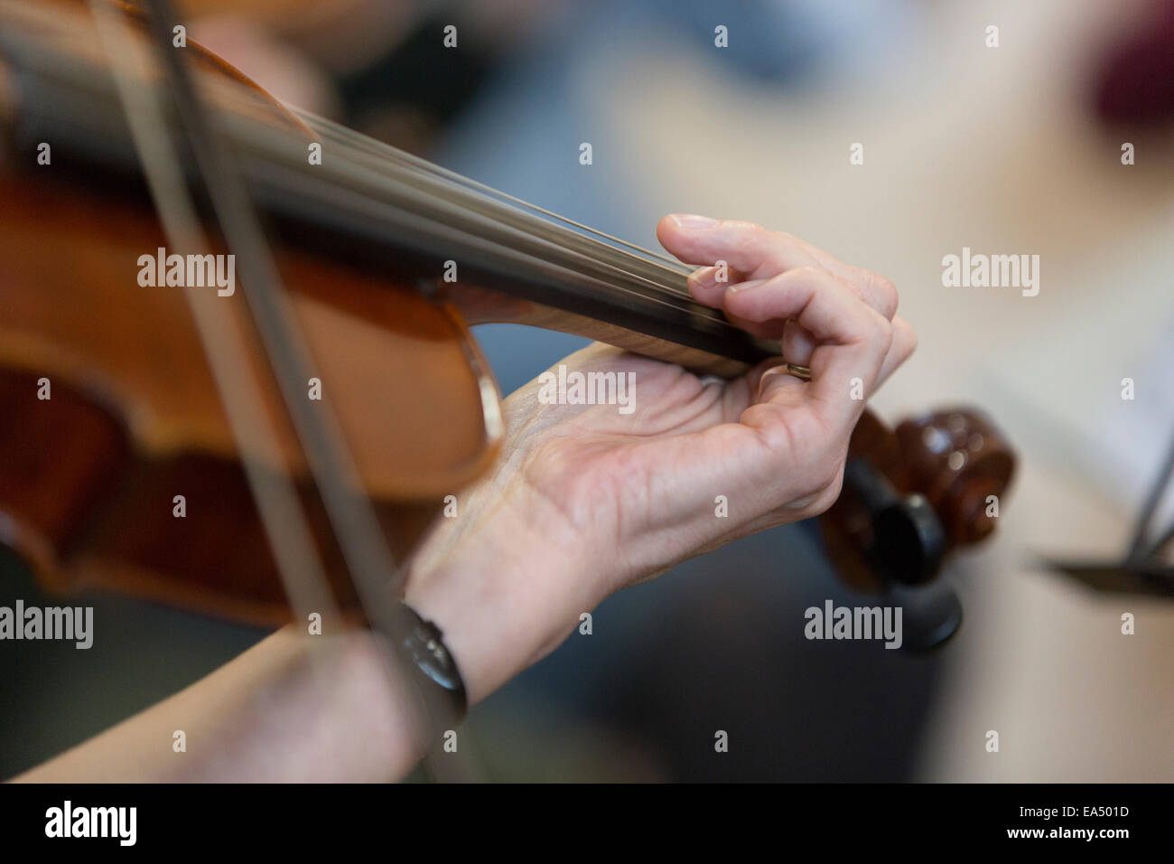 Hand and fingers playing a violin Stock Photo - Alamy