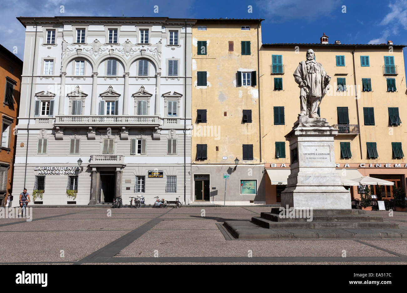 Piazza del Giglio with marble statue of Giuseppe Garibaldi Stock Photo ...