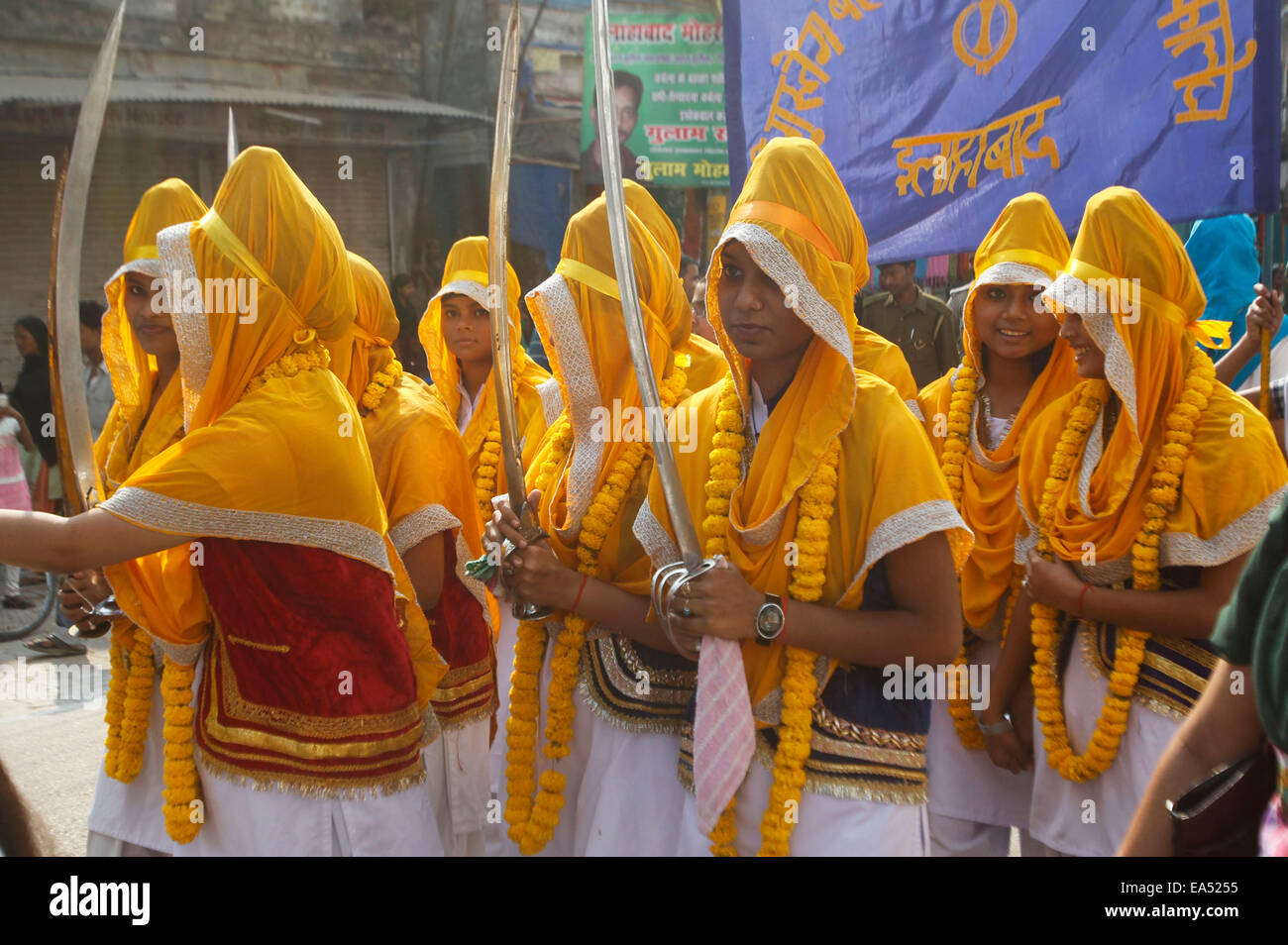 Sikha hold swords during a religious procession ahead of Guru Gobind ...