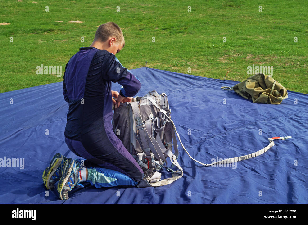 Parachutists - 2014. Packaging of parachutes Stock Photo - Alamy
