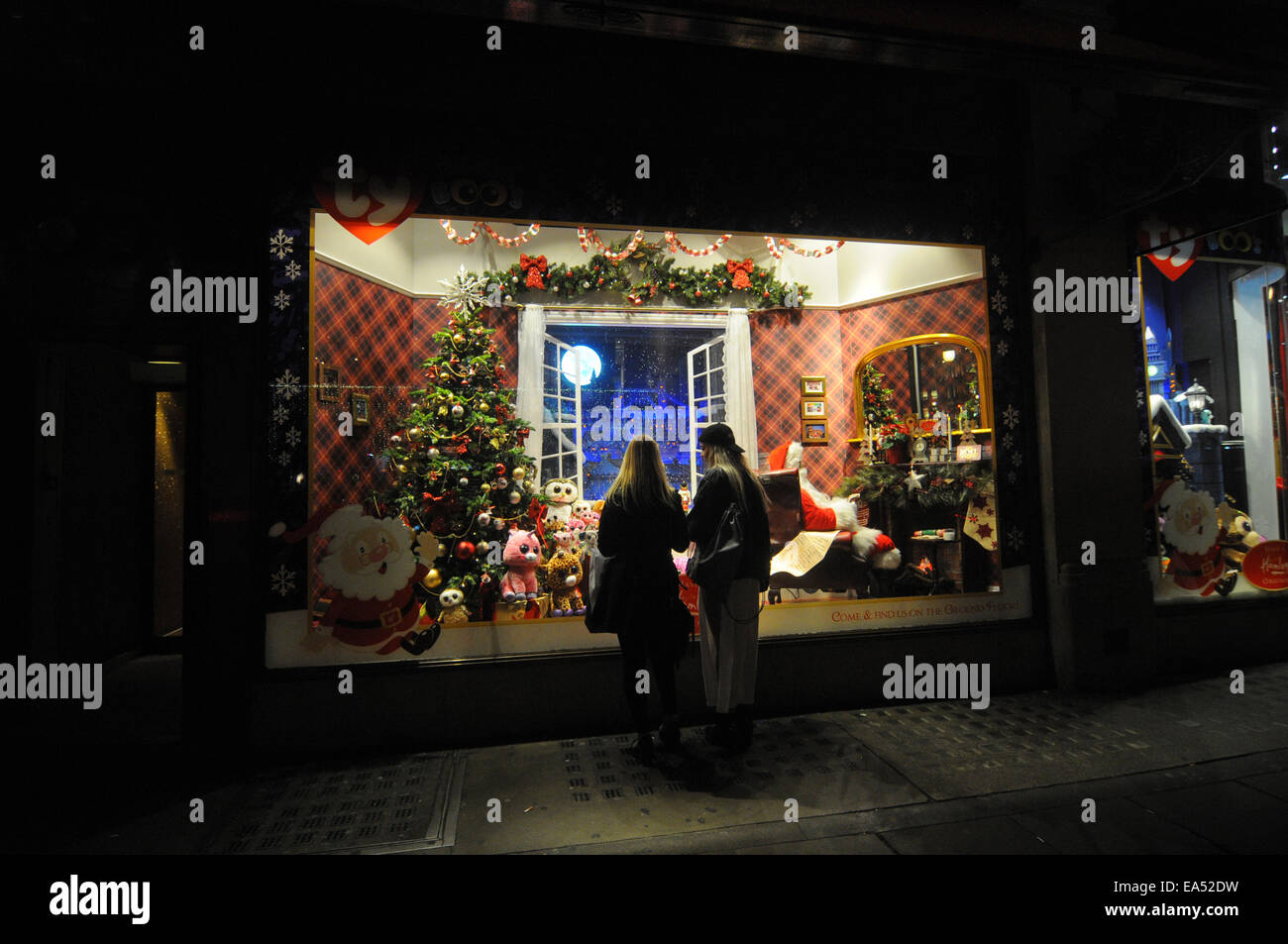 Hamleys christmas window display hi-res stock photography and images ...