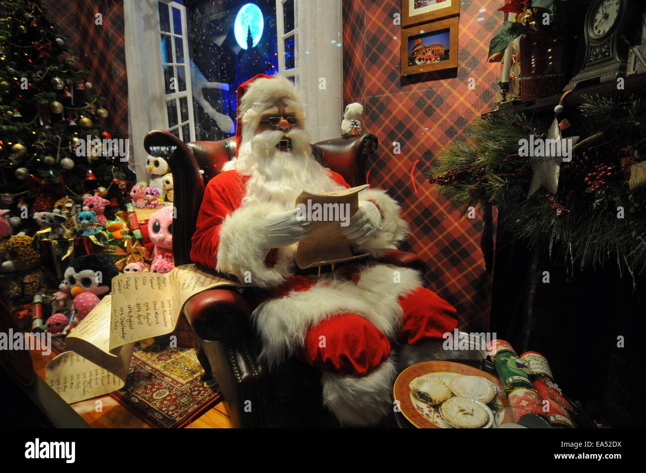 Hamleys christmas window display hi-res stock photography and images ...
