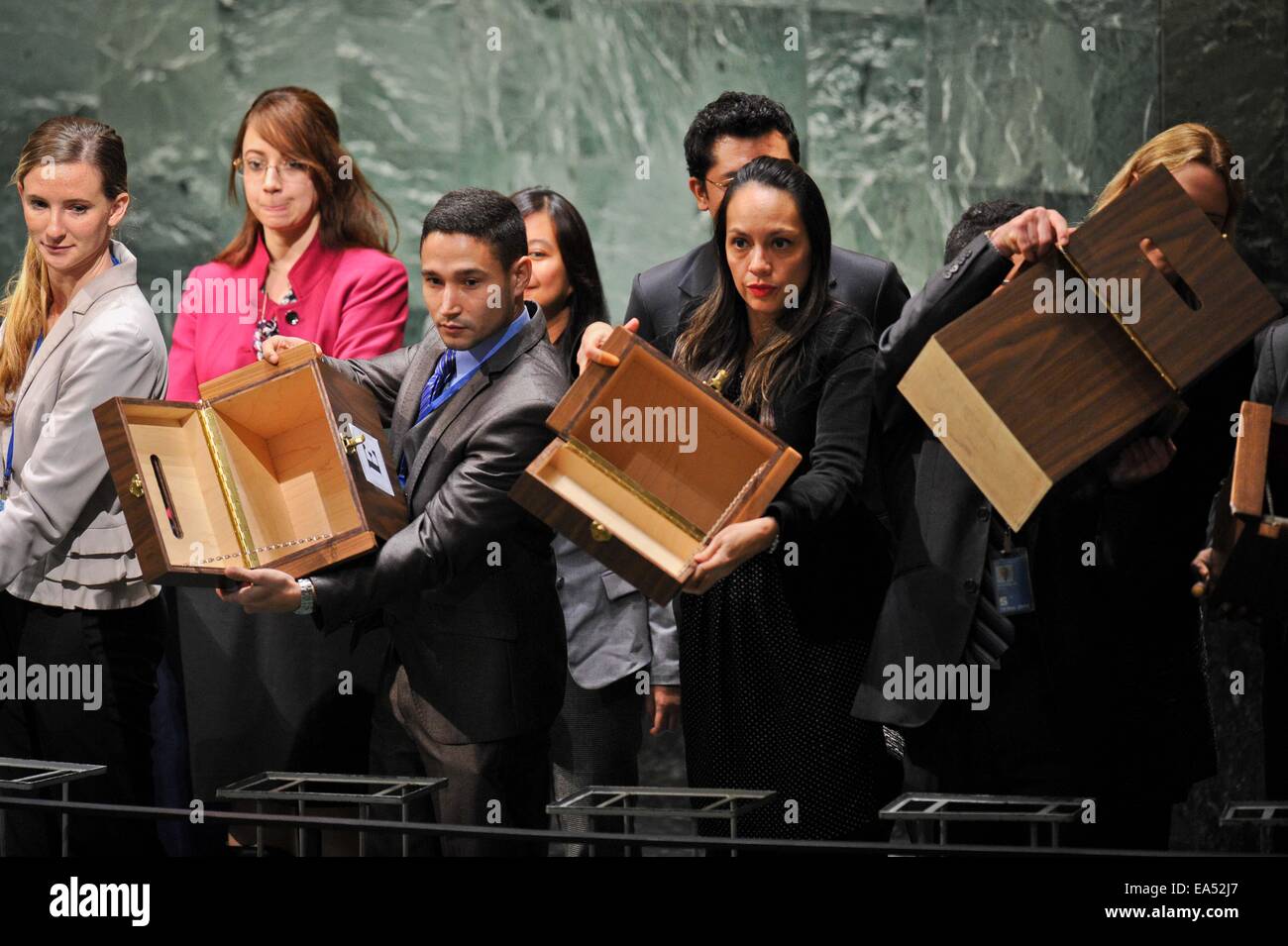 New York, UN headquarters in New York. 6th Nov, 2014. UN staffers show ...