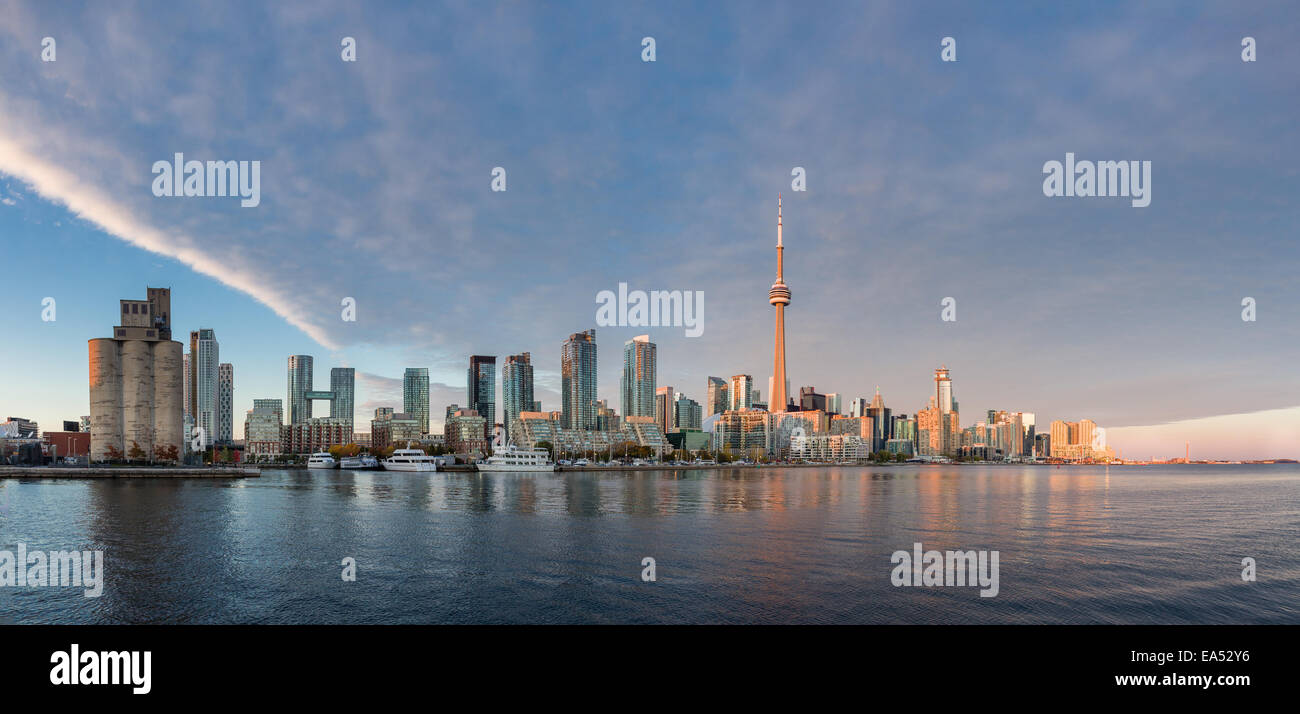 Toronto skyline cityscape dusk canada hi-res stock photography and ...