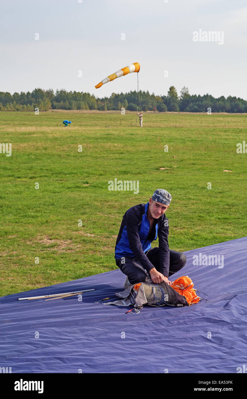 Parachutists - 2014. Packaging of parachutes Stock Photo - Alamy