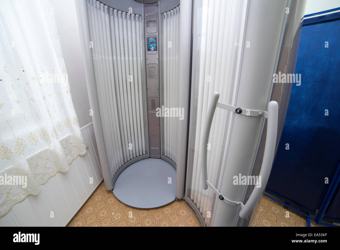 Solarium in spa salon Stock Photo - Alamy