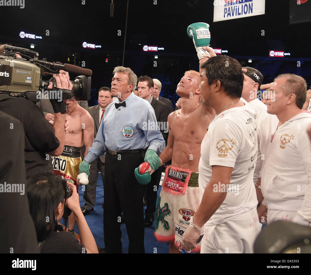 Chicago, Illinois, USA. 1st Nov, 2014. (L-R) Genaro Rodriguez (Referee ...