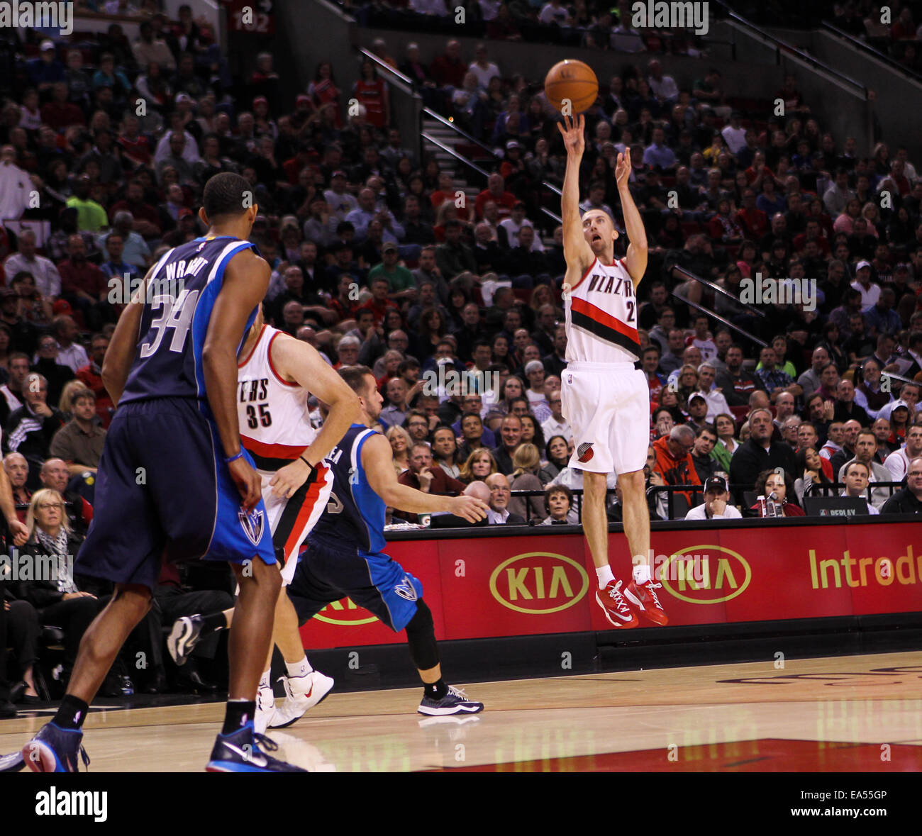 Portland, Oregon, USA. 6th November, 2014. STEVE BLAKE (25) shoots a ...