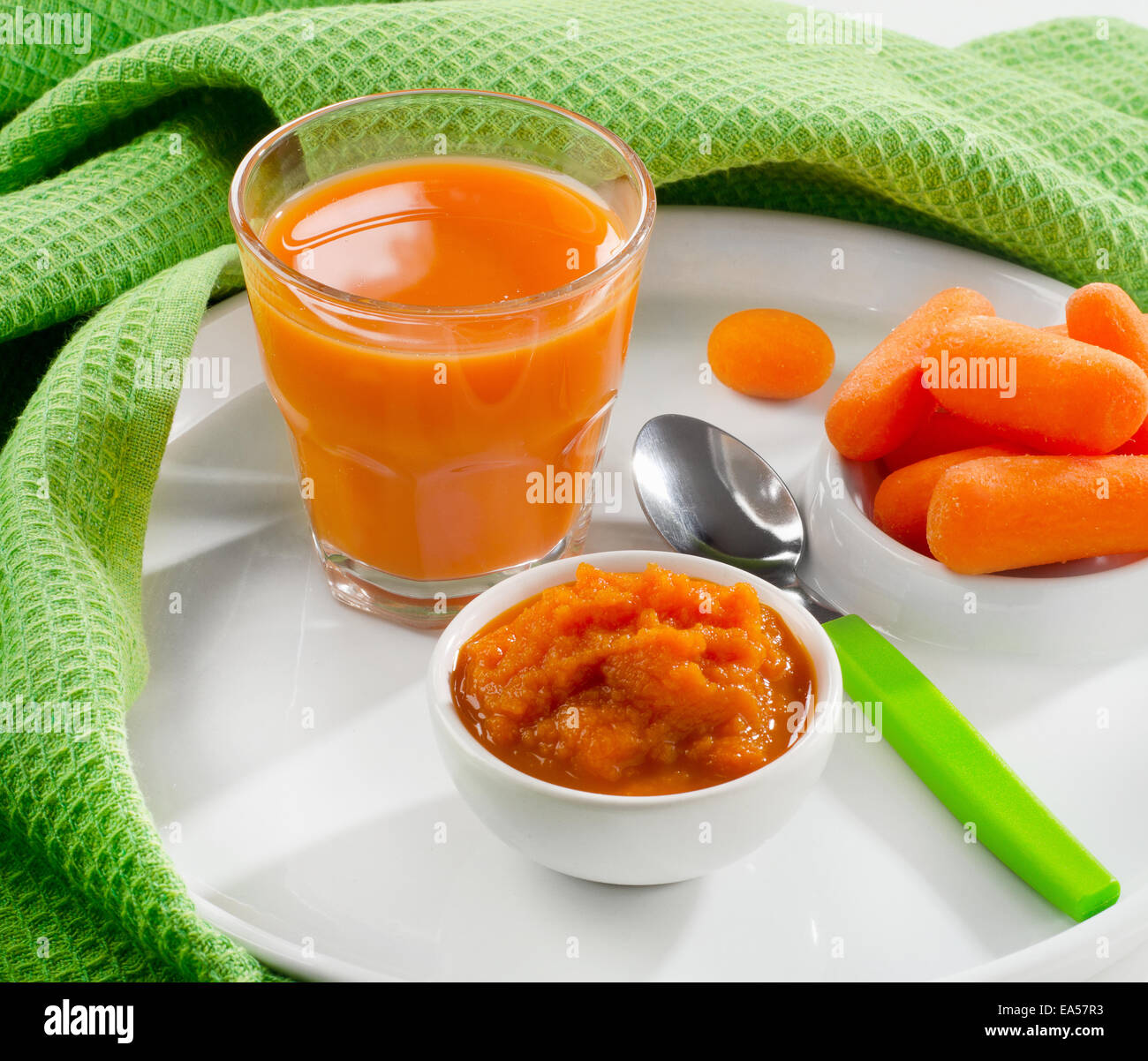 Baby healthy food - pureed carrot and juice Stock Photo - Alamy