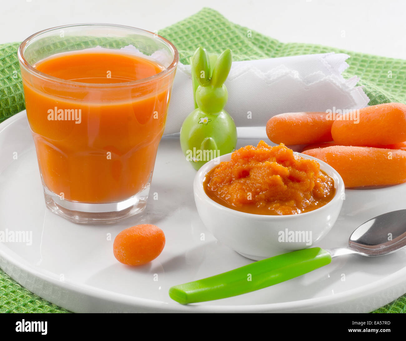 Baby healthy food - pureed carrot and juice Stock Photo - Alamy