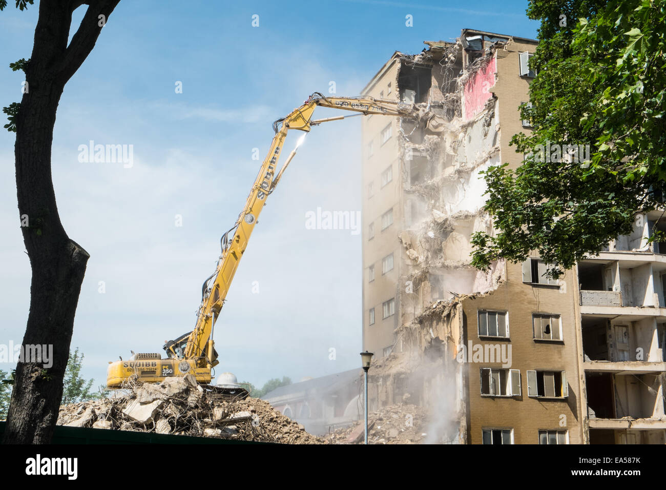 Demolition destruction tower block hi-res stock photography and images ...