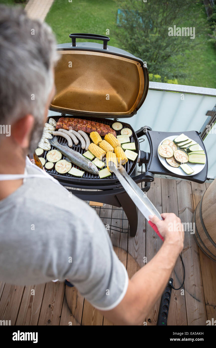 Man barbecuing on his balcony Stock Photo - Alamy