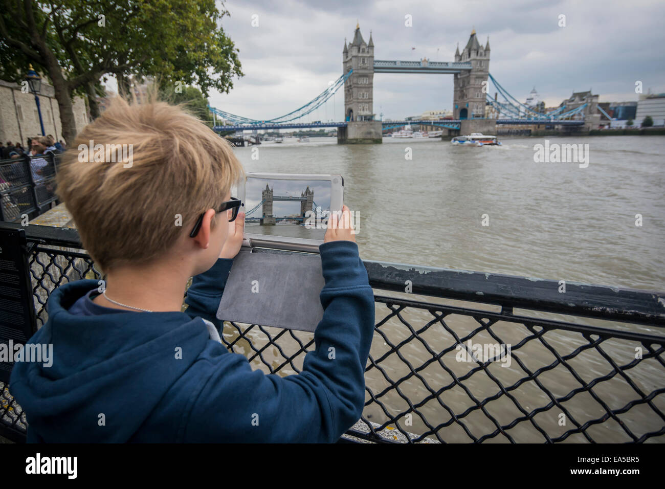 Boy looking tower bridge hi-res stock photography and images - Alamy