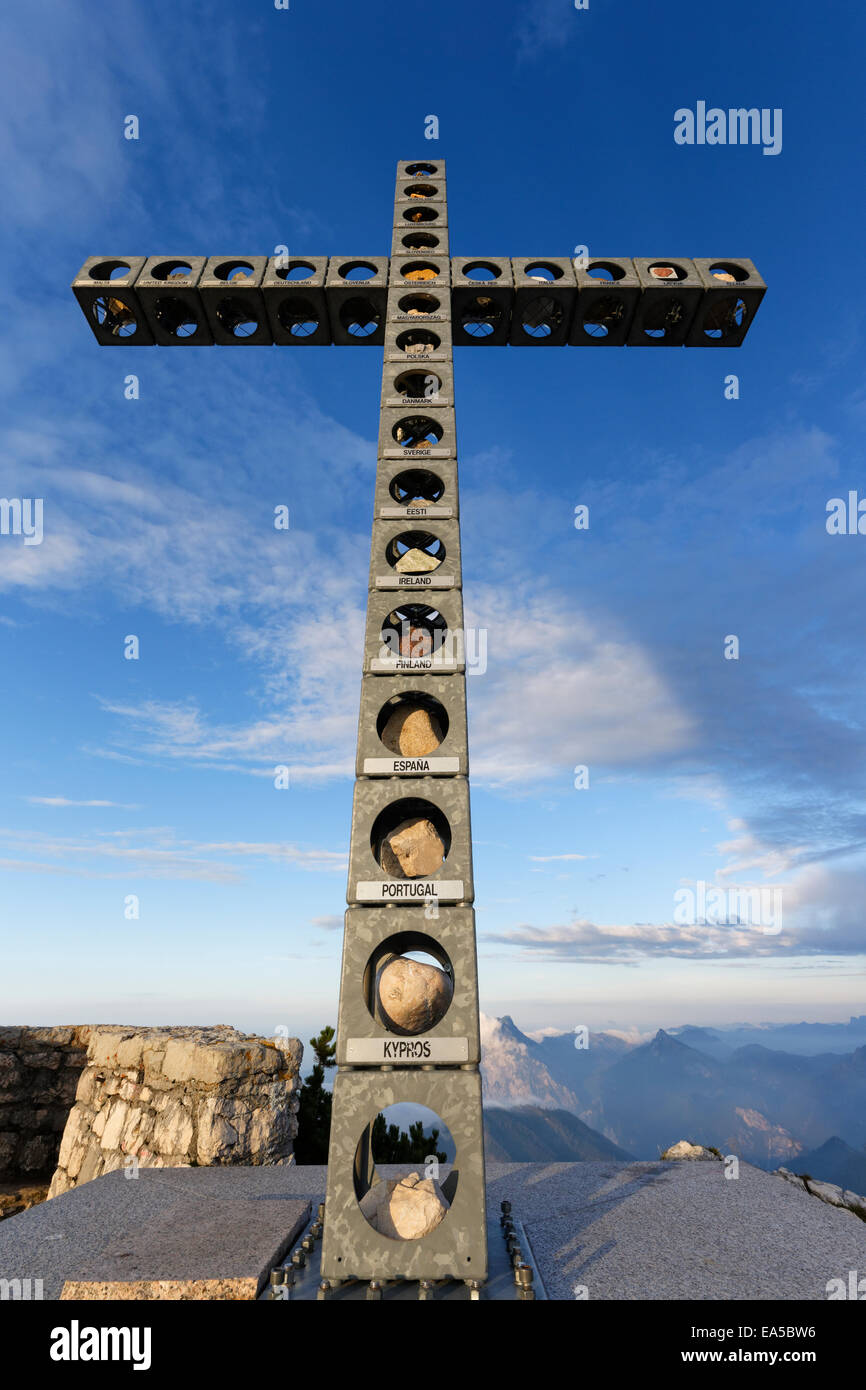 Austria, Upper Austria, Salzkammergut, summit cross on Alberfeldkogel ...